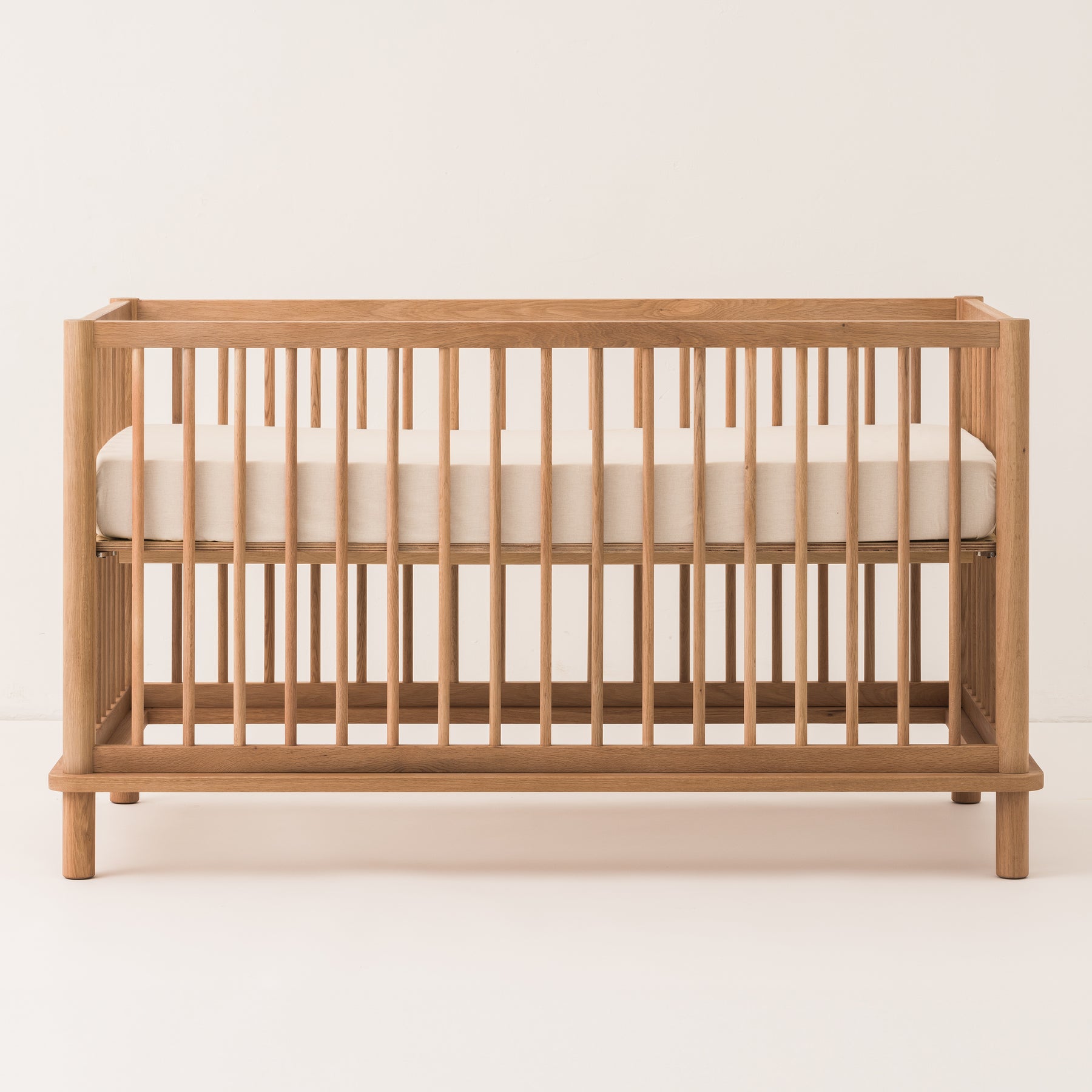 New Oakwood Latitude Evolving Solid Oak Crib by Nobodinoz – Ella James